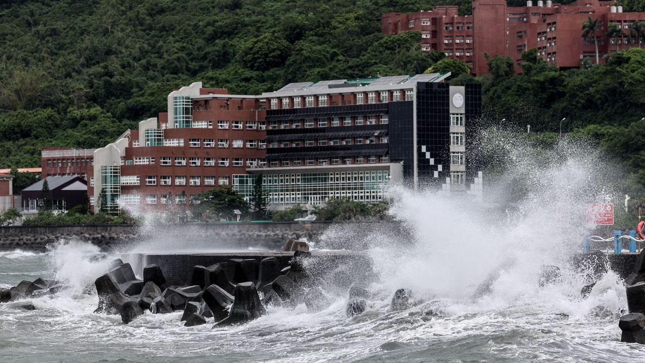 Verity - Typhoon Podul Makes Landfall in Taiwan, Prompts Evacuations