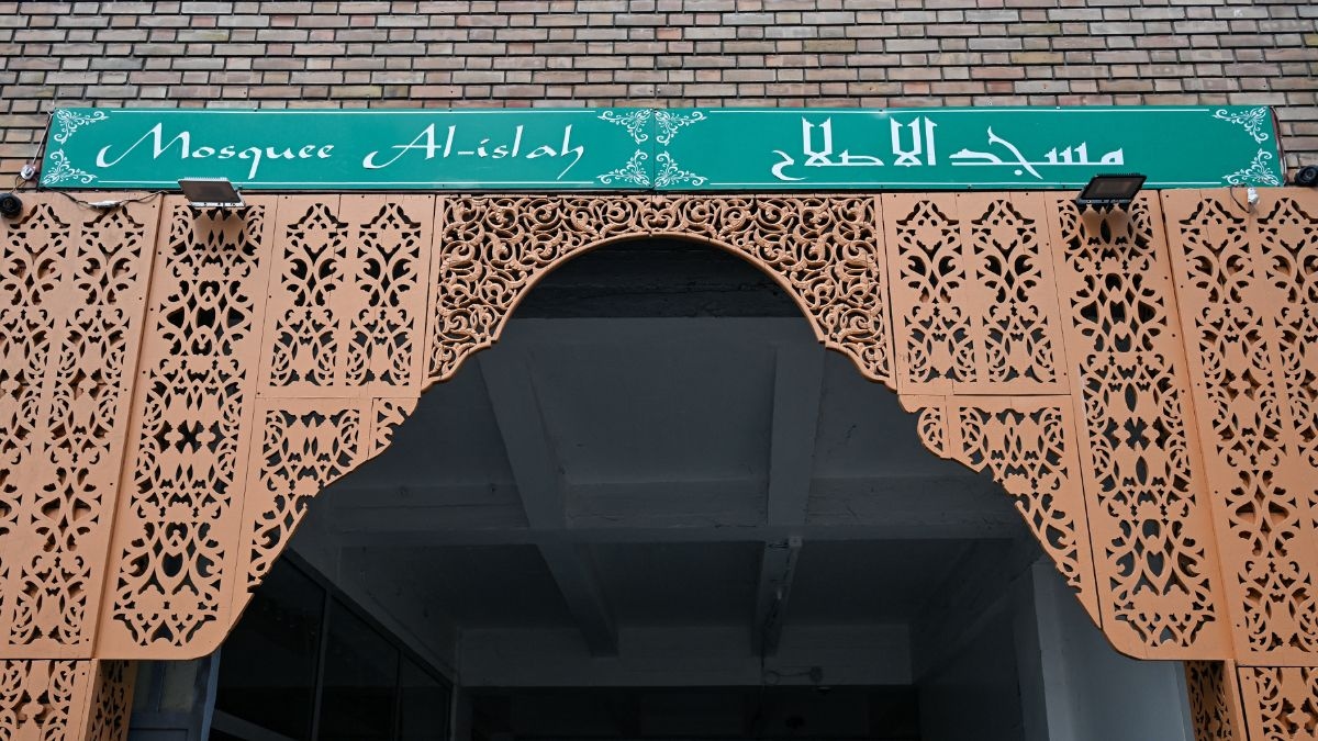 Verity - France: Pigs' Heads Discovered Outside Nine Paris Mosques