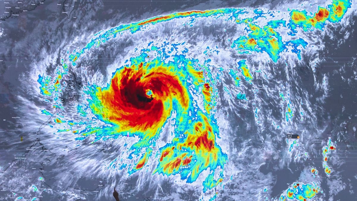 Verity - 2 Dead, 1M Evacuated as Super Typhoon Uwan Hits Philippines